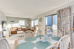 Apartamento em Condomínio Fechado (Myrtle Beach Resort 236-B) | Sala | Televisor, leitor de DVD