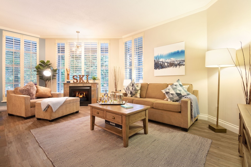 Sprawling Corner Condo, Amazing 1st Floor Deck, Ski In/out, Sleeps 4 - British Columbia