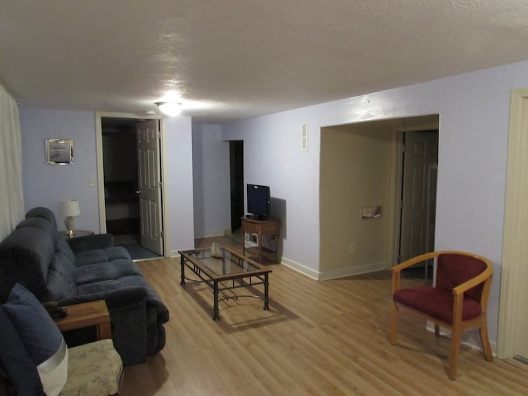 Great One-bedroom Basement Apt., Near Ku And Restaurants! - Lawrence, KS