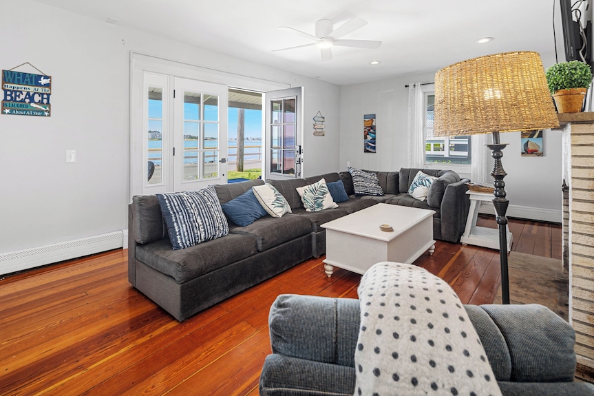 Enjoy Gorgeous Sunsets From Your Waterfront Beach House. - Boston, MA