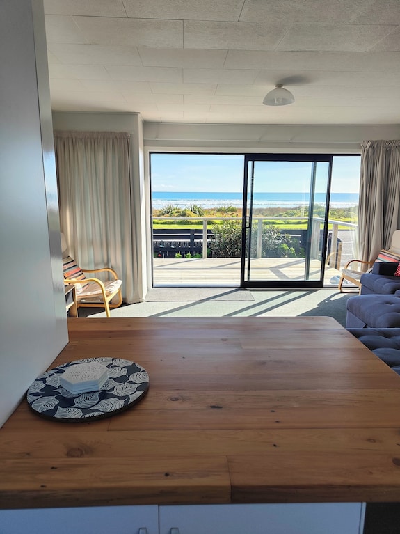 Beachfront With Stunning Views Of Kapiti Island - New Zealand