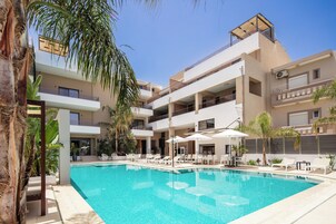 Piscina externa sazonal, guarda-sóis, espreguiçadeiras