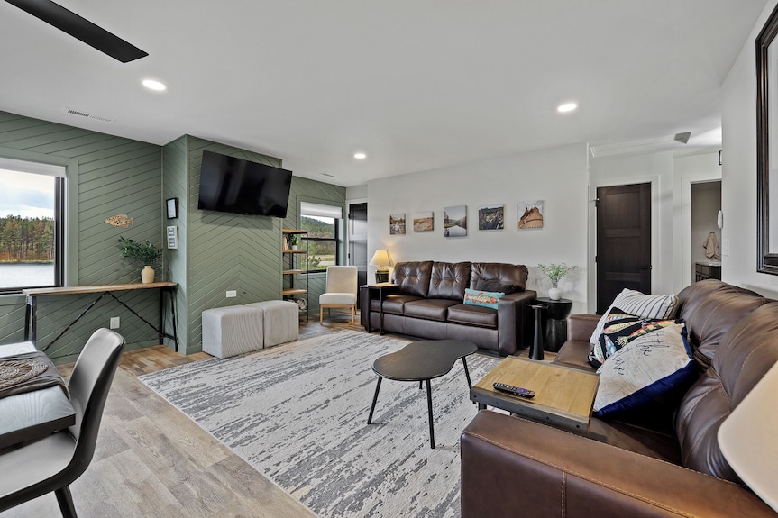 Beautiful Lake Front Property In The Black Hills Of South Dakota - Mount Rushmore National Memorial