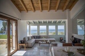 Villa Deluxe | Sala de estar | Smart TV de 36 de polegadas com canais por cabo, televisor, Netflix 