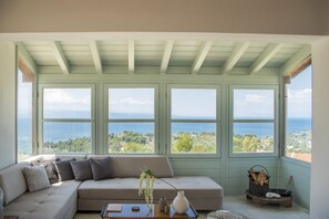 Villa Deluxe | Sala de estar | Smart TV de 36 de polegadas com canais por cabo, televisor, Netflix 