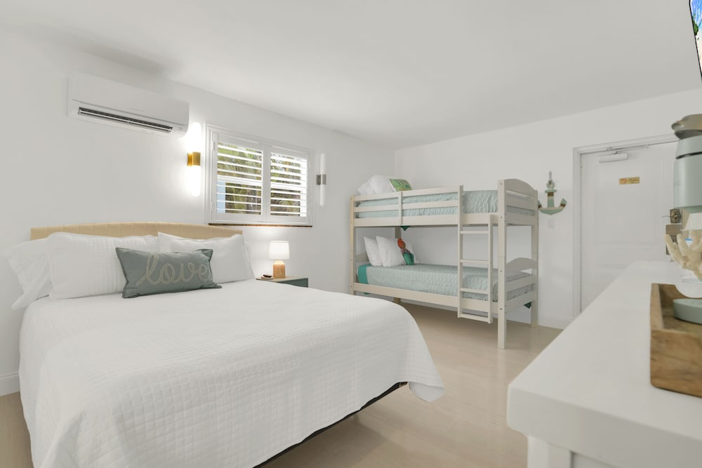 Boutique Hotel Queen Room With Bunk Beds - Deerfield Beach, FL
