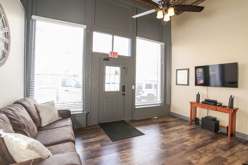 Lincolns Loft - Hawthorne Suite Downtown Lincoln, Il - Lincoln, IL