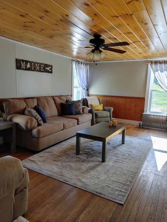 Located Directly In Central Downtown And Beach Area, Fish Or Kayak From Backyard - Maine