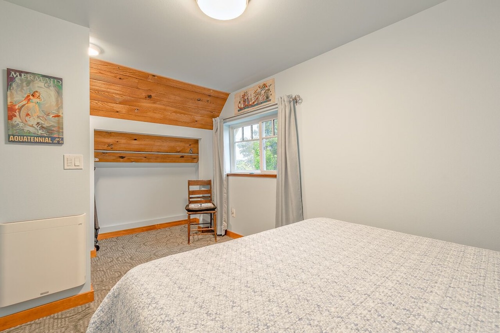 Upstairs Apt, Alki Beach, Historic, Upstairs, Newly Rebuilt, Ac, W/d, Fast Wifi - Seattle, WA