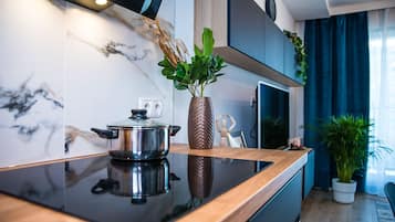 Apartamento Design | Cozinha privada | Um frigorífico, um micro-ondas, uma placa de cozinha