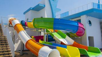 Um parque aquático com vários toboáguas e uma piscina.