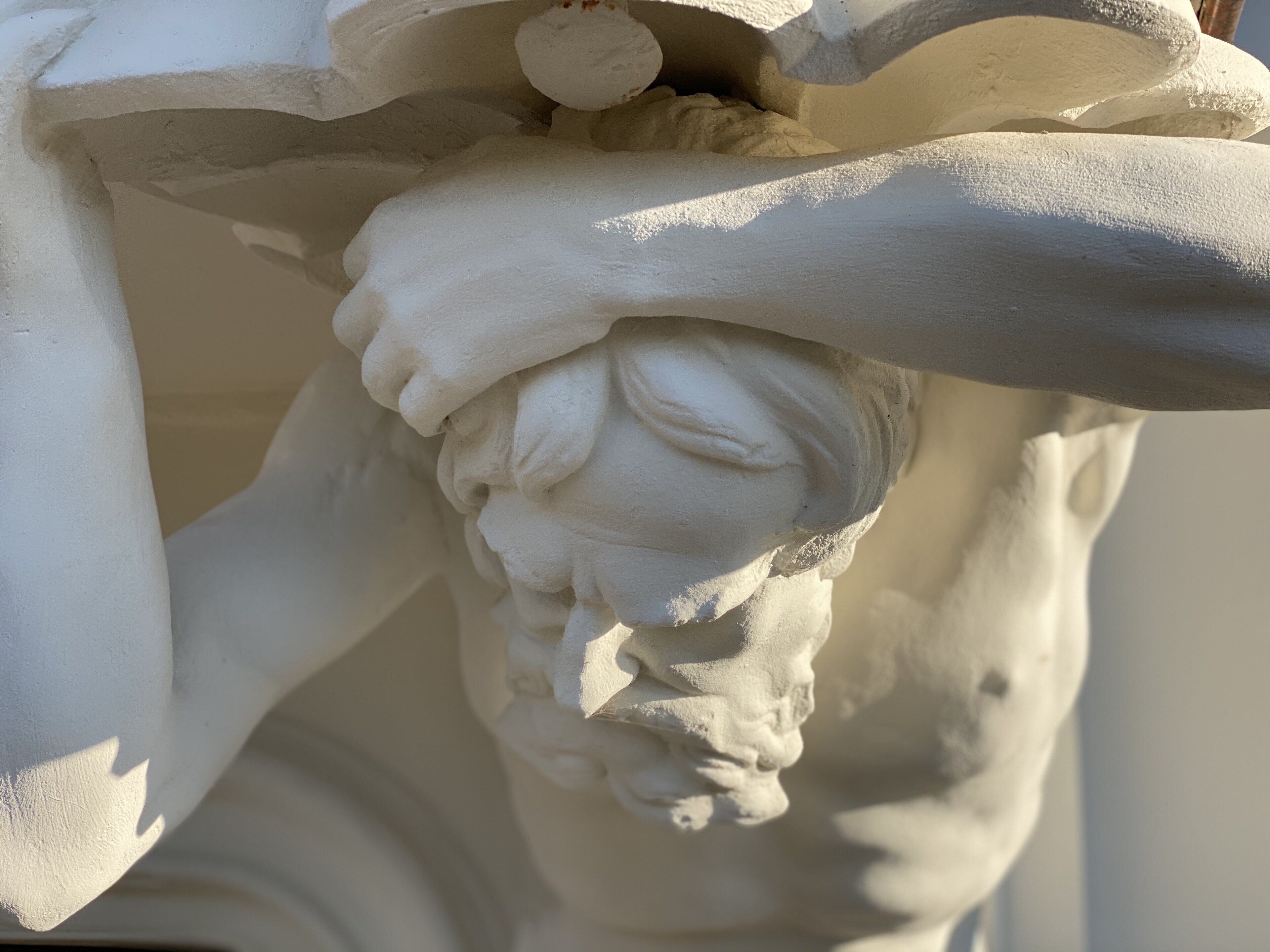 Close-up de uma escultura branca com detalhes elaborados.