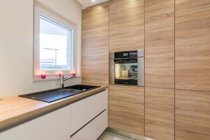 Villa Deluxe | Cozinha privada | Um frigorífico/congelador grande, um forno, uma placa de cozinha 