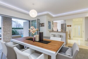 Vila luxo | Cozinha privada | Geladeira grande, fogão, cooktop, lava-louças