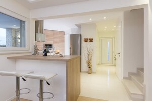 Villa Deluxe | Cozinha privada | Um frigorífico/congelador grande, um forno, uma placa de cozinha 