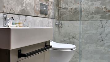 Quarto Superior | Casa de banho | Um polibã, um secador de cabelo, chinelos, um bidé