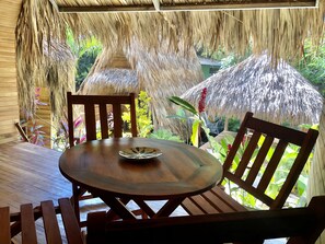 Geladeira, cooktop, talheres/pratos/utensílios de cozinha, freezer