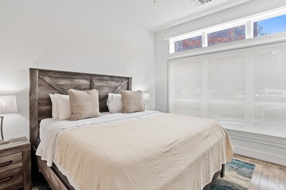Open Floorplan Ideal Location - 애슈빌