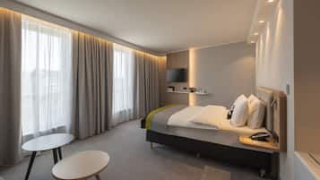 Quarto Standard, 1 cama queen-size e sofá-cama | Cofre no quarto, secretária, cortinas/cortinados opacos