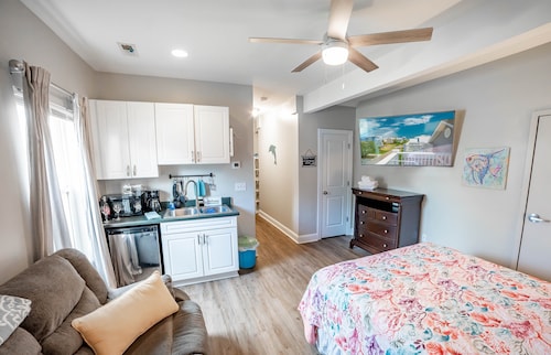 Sleep 8 | Rooftop Deck | 2-min Walk To Beach - Carolina Beach, NC