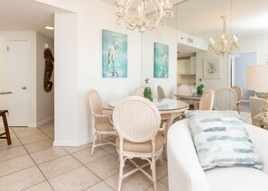 Condo, 2 quartos | Cozinha privada | Geladeira, micro-ondas, cooktop, lava-louças