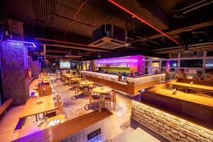 Pequenos-almoços, almoços, jantares servidos, com vista para o jardim 