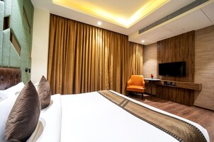 Suite Room | Escrivaninha, espaço de trabalho para notebook, quartos à prova de som