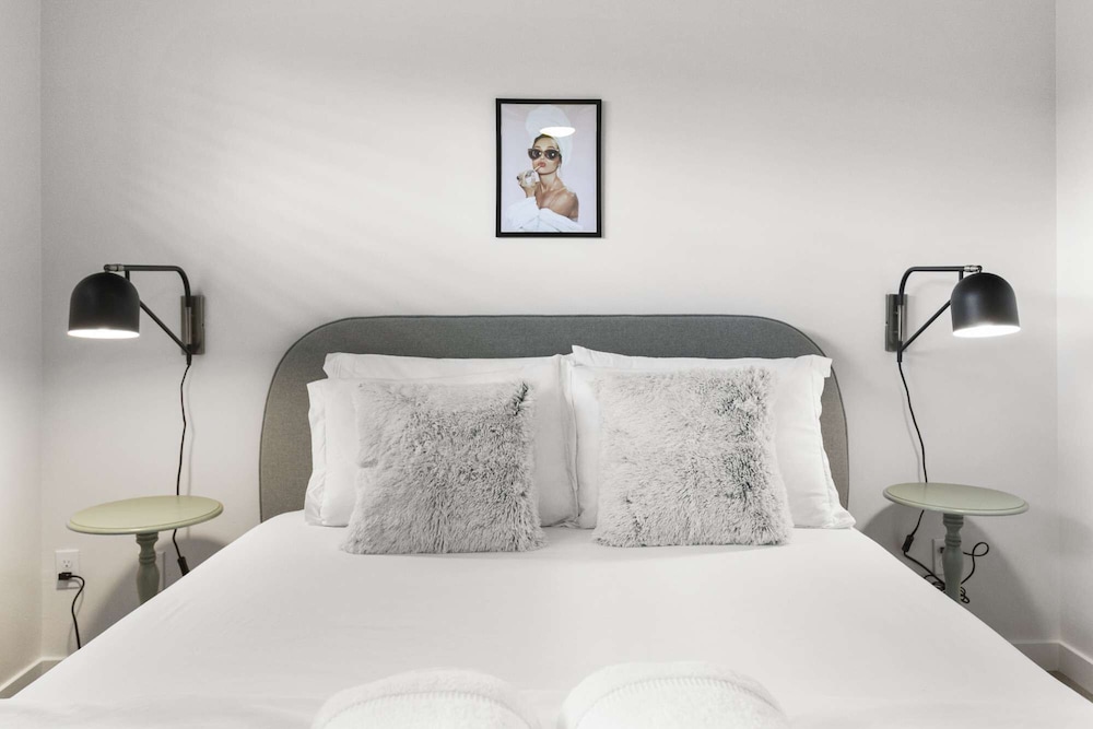 Contemporary Condo In Central Biltmore Area - Arizona
