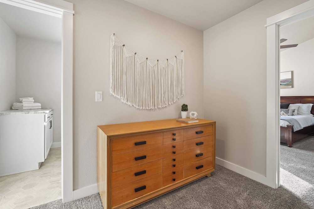 Modern Farmhouse Retreat | 5br | With Pool Views - Meridian, ID