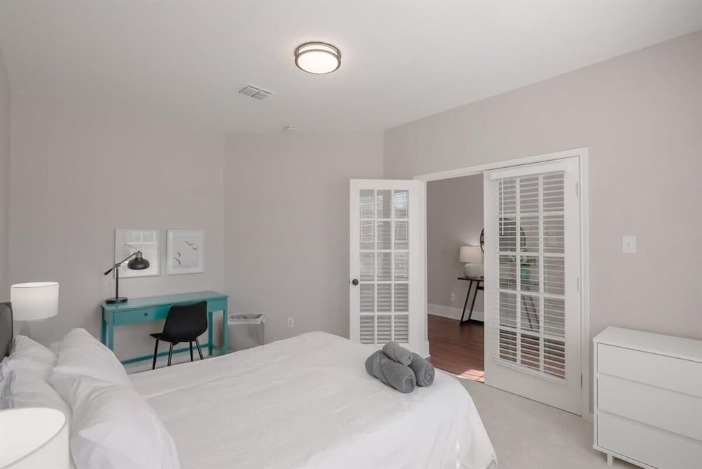 Pearl White Dream Home With Private Pool & Theatre - Grand Prairie, TX