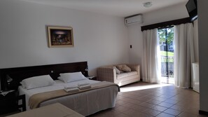 Quarto Duplo Standard | Minibar, Wi-fi grátis, roupa de cama fornecida 