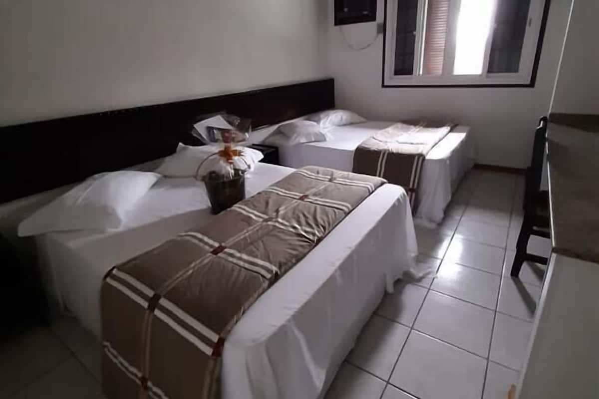 Quarto casal ou duplo standard, várias camas | Wi-Fi de cortesia