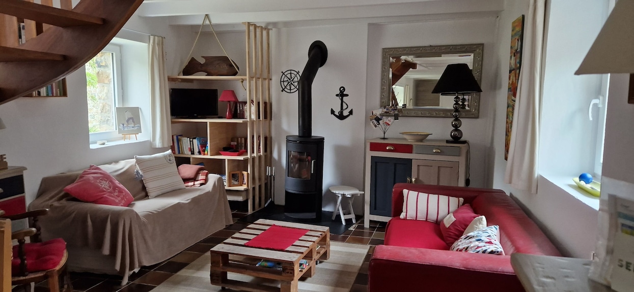 Charmant "Penty" Indépendant Rénové De 3 Pièces Terrasse, Jardinet Et Parking - Morgat