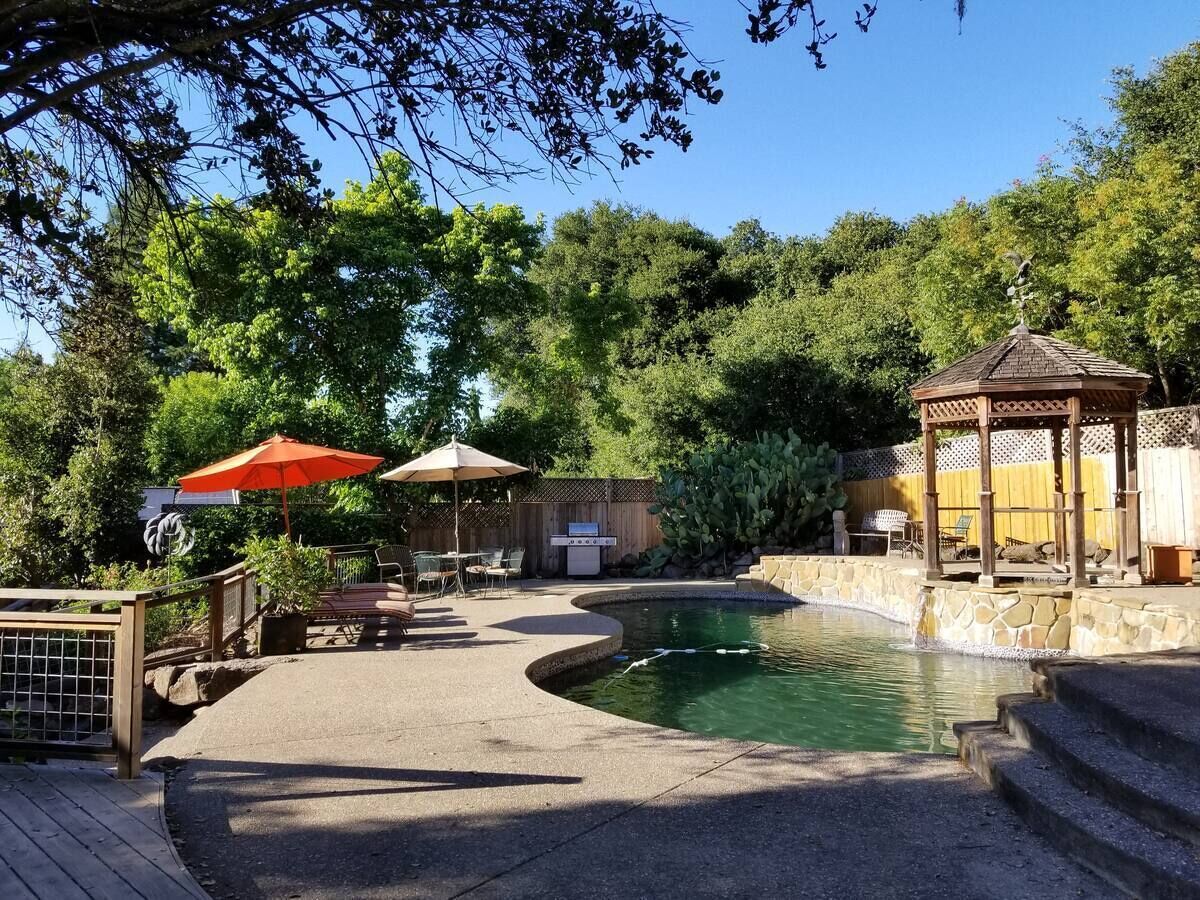 Beautiful Private Ridgetop Retreat w/ Panoramic Views, Giant Pool ...