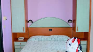 Quarto casal standard | Cofres nos quartos, escrivaninha, Wi-Fi de cortesia