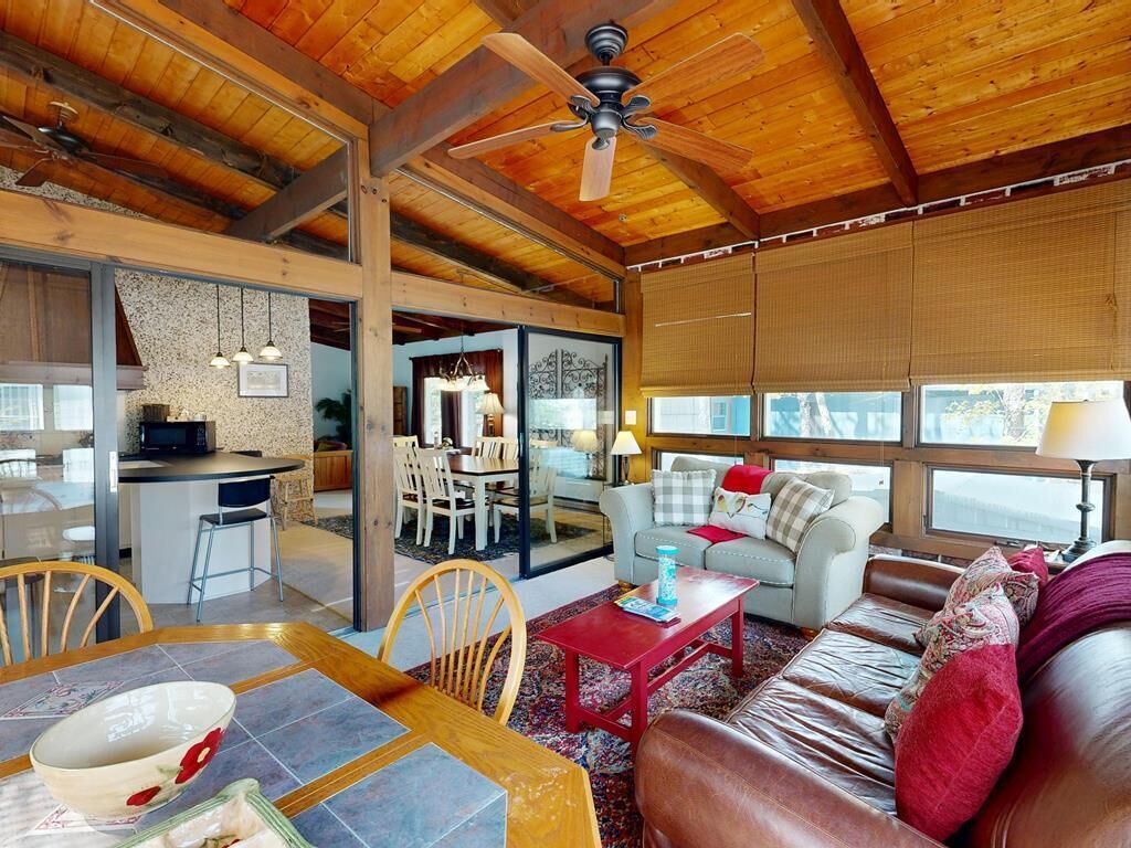 Pet Friendly. 4 Bedrooms. 1 Block From Beach. Sleeps 12 - Cape May, NJ