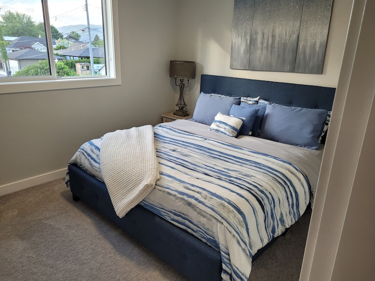 2-min Lake Stroll: Chic 2-bed Downtown Gem!\r\n\r\n - Penticton