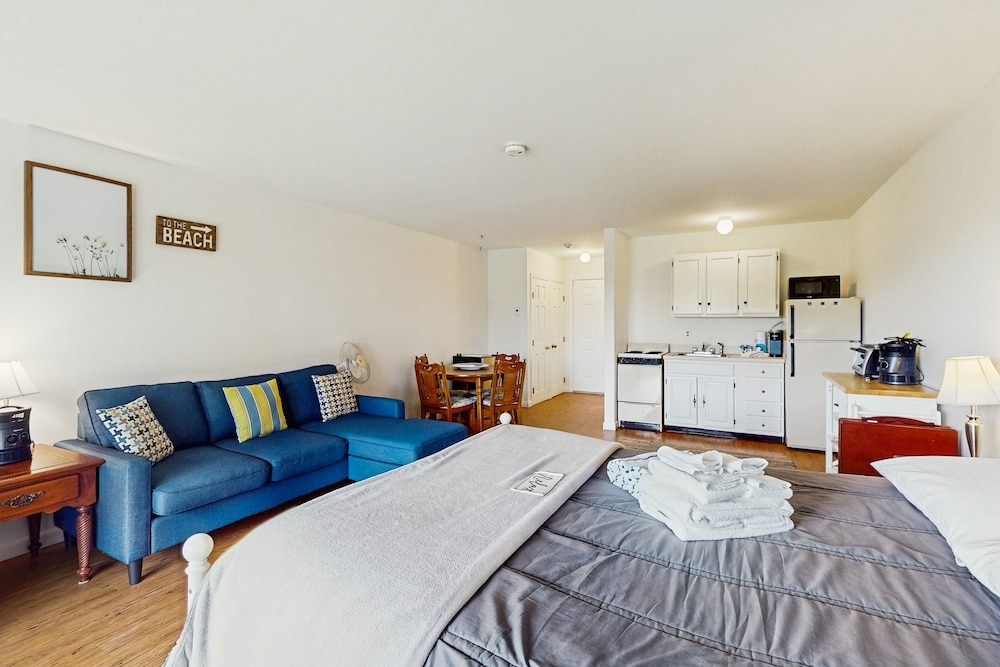 Cozy, Ground-floor Getaway W/ Free Wifi, A Kitchen, Shared Pool, & Private Patio - Provincetown, MA