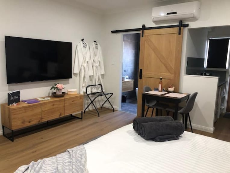 The Blush 2 - Style In The Vines - Clare