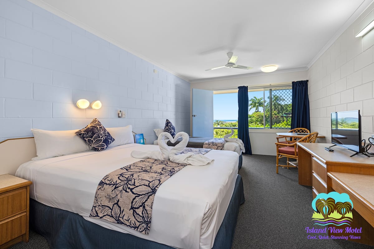 Quarto Panorâmico, várias camas, não fumadores, vista para o oceano | 1 quarto, com mobília individualizada, secretária