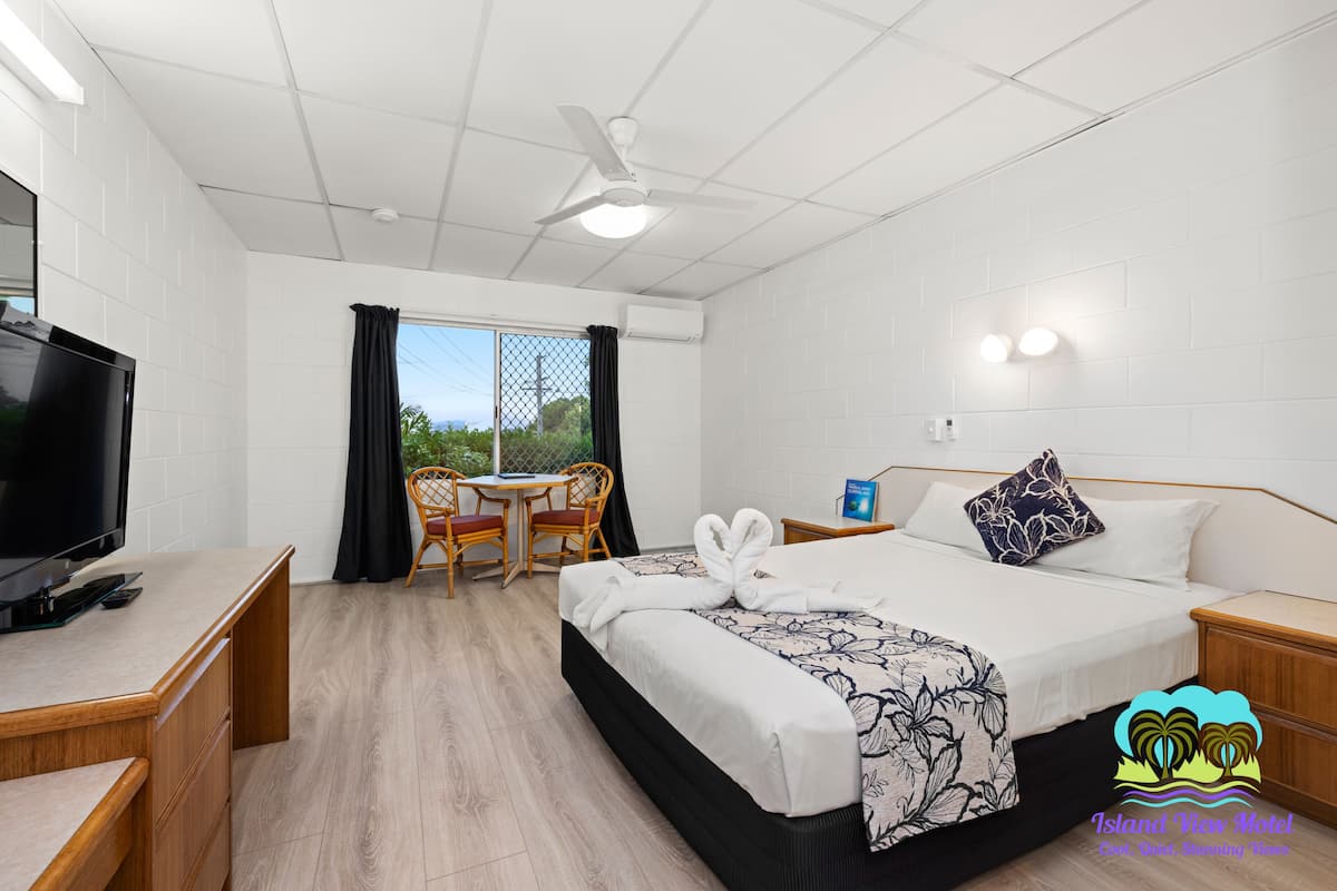 Quarto Cidade, 1 cama queen-size, não fumadores, vista para o jardim | 1 quarto, com mobília individualizada, secretária