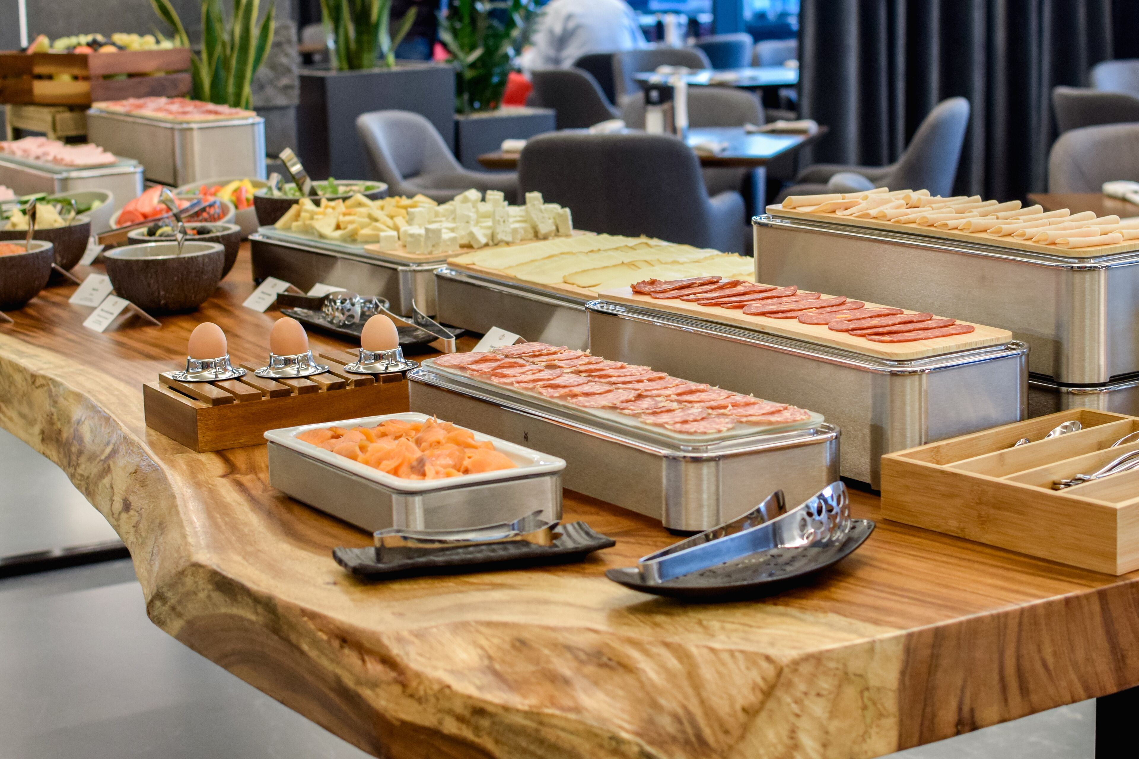 Um buffet com diversos alimentos e utensílios.