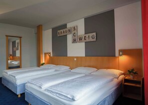 Quarto triplo família, para não fumantes | Roupas de cama antialérgicas, escrivaninha