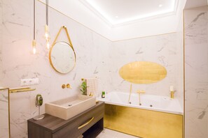 Apartamento de Luxo | Casa de banho | Uma banheira de imersão total, artigos de higiene pessoal grátis 