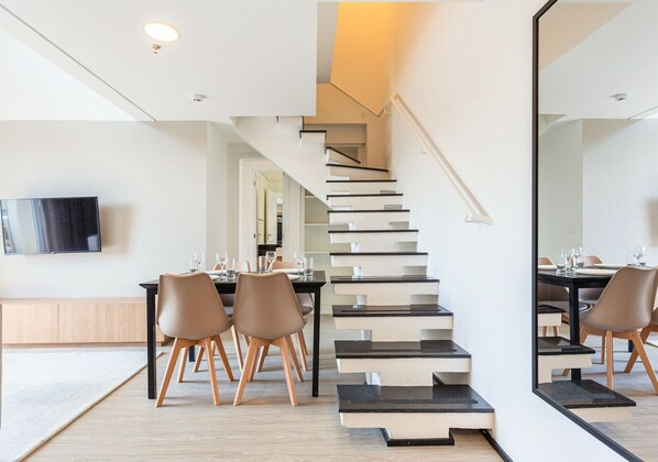 Apartamento Comfort | Sala de estar | Smart TV de 32 de polegadas com canais digitais, televisor, Netflix