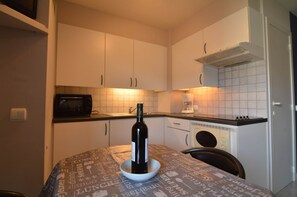 Apartamento | Cozinha privada | Um micro-ondas 