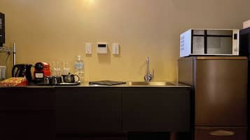 Apartamento Familiar (Futon for above five people) | Cozinha privada | Um frigorífico, um micro-ondas, uma placa de cozinha