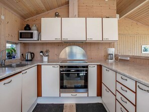 Casa | Cozinha privada | Uma cadeira de bebé