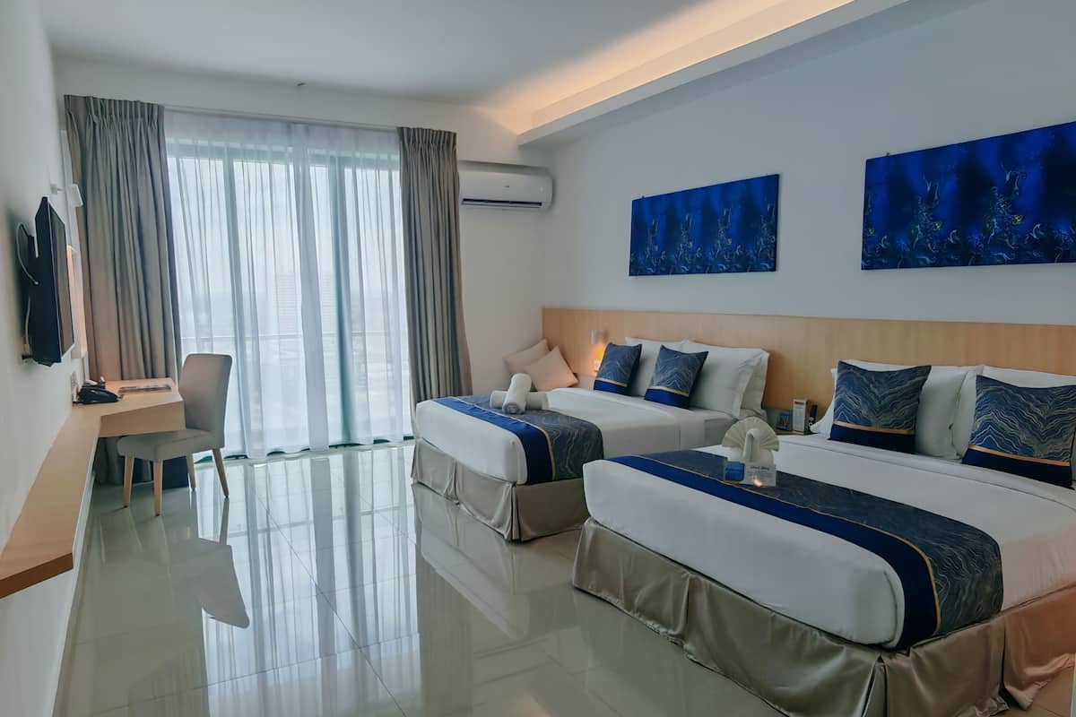 Quarto quádruplo luxo | Escrivaninha, Wi-Fi de cortesia, roupa de cama