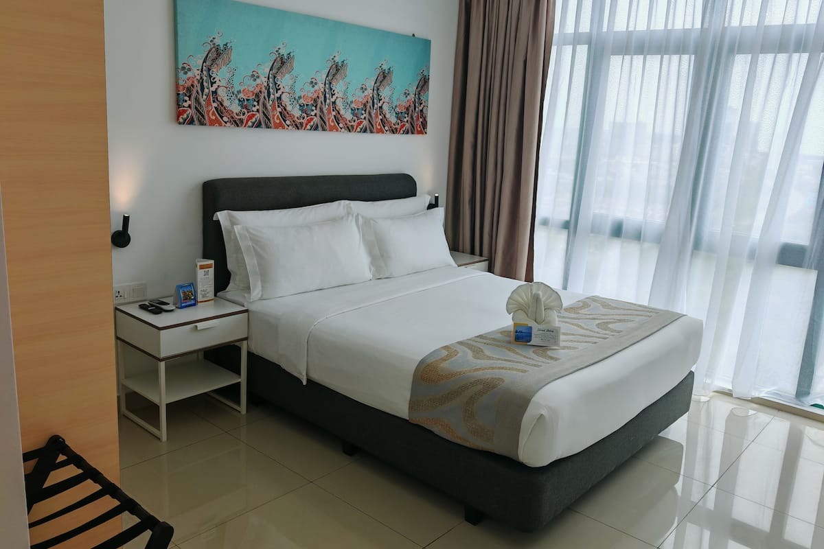 Quarto superior, 1 cama Queen | Escrivaninha, Wi-Fi de cortesia, roupa de cama